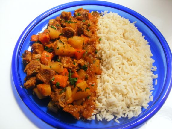 Arabische lamsragoût met rijst en gedroogde abrikozen